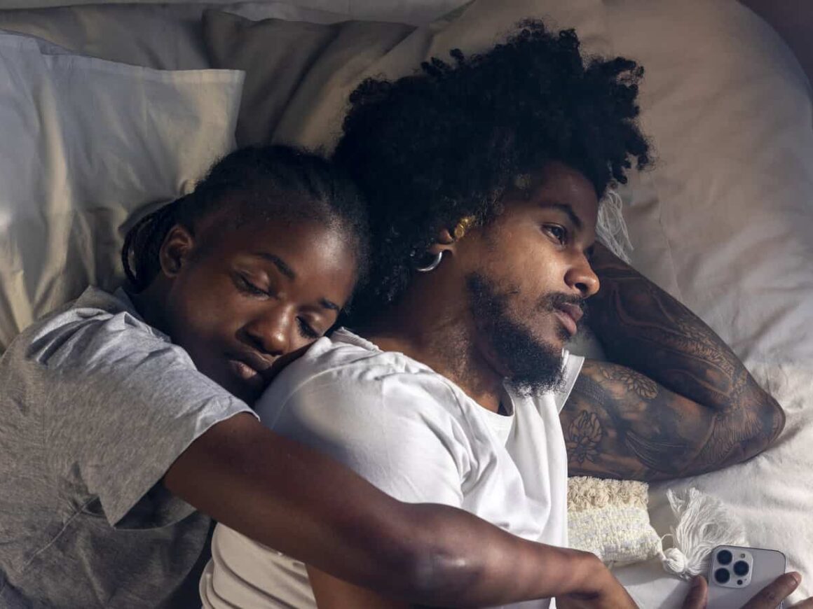 7 Honest Reasons Why He Only Calls You at Night