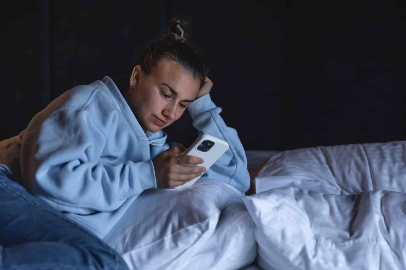 7 Honest Reasons Why He Only Calls You at Night