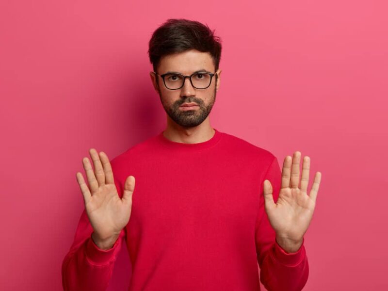 7 Clear Signs He Doesn't Want You to Move On