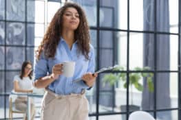 24 Reasons + Ways to Develop a Bubbly Personality (+ Benefits)