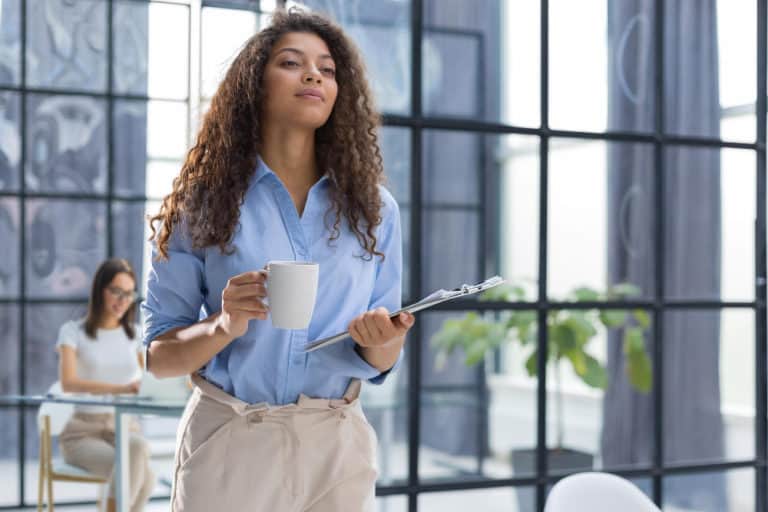 24 Reasons + Ways to Develop a Bubbly Personality (+ Benefits)