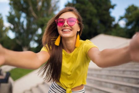 24 Reasons + Ways to Develop a Bubbly Personality (+ Benefits)