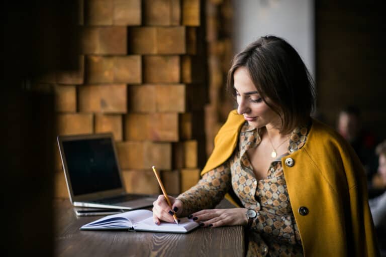 13 Clear Signs You Have a Sparkling Personality that People Love