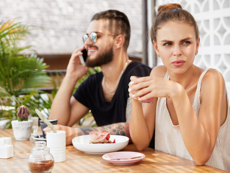 7 Signs He’s Only Using You (And You’re Falling for It) - Mind Space Cafe